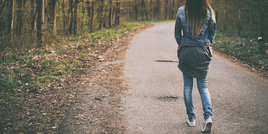 Mensen die regelmatig in de natuur wandelen zijn positiever