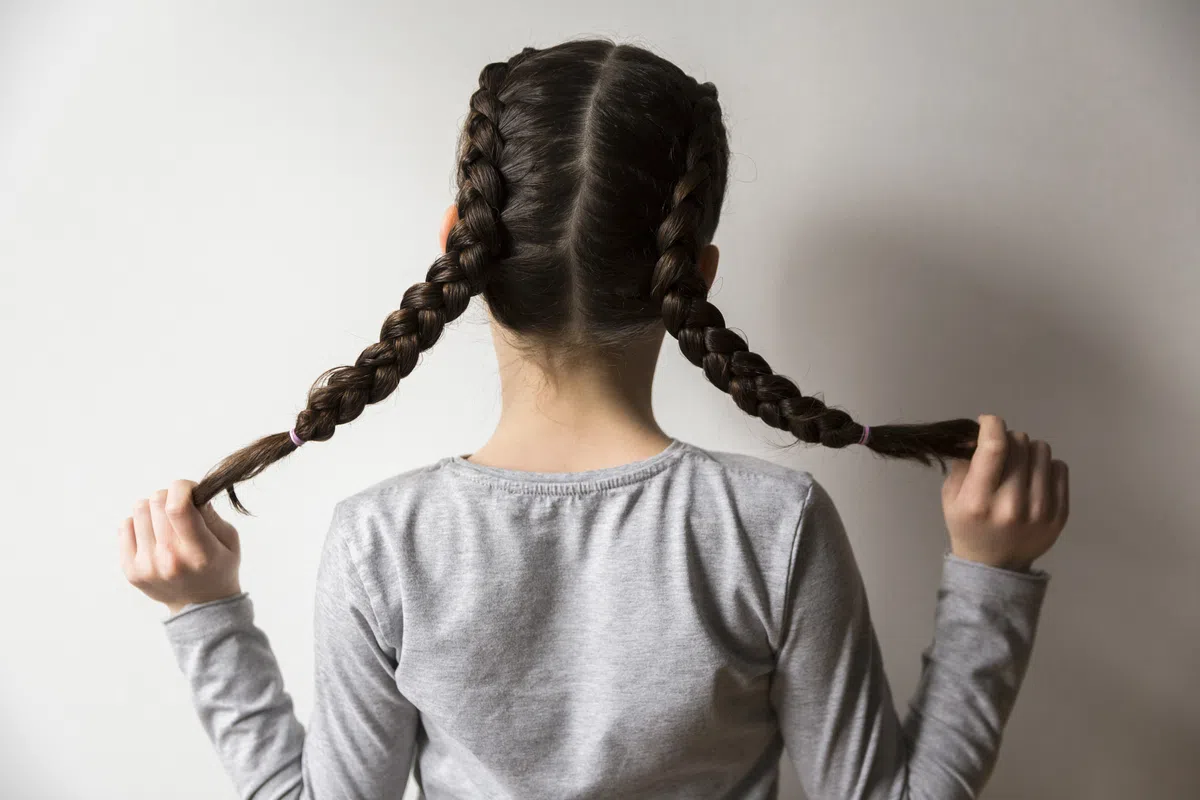 Waarom het internet massaal verliefd is op deze vaders die leren vlechten