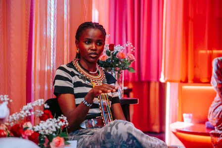Sabina (22) uit Kenia: 'Menstruatie wordt gezien als iets waar je niet ...